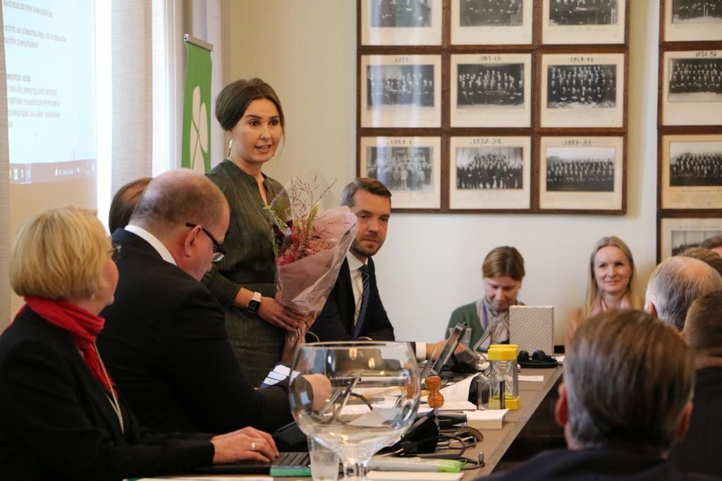 Eeva Kalli valittiin keskustan eduskuntaryhmän puheenjohtajaksi ...